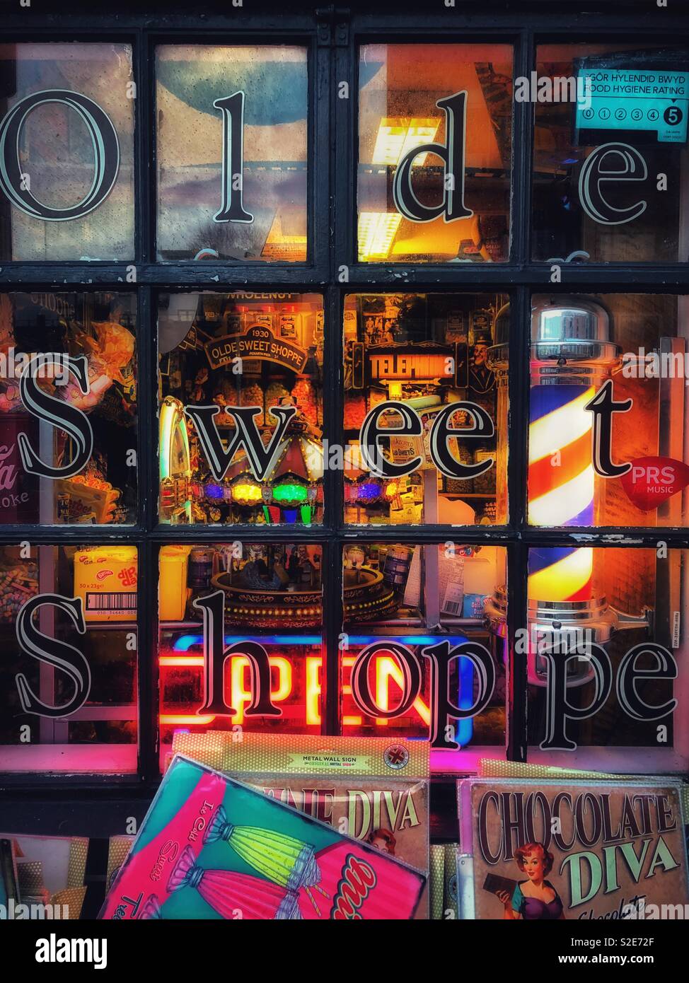 Old fashioned sweet shop window hi-res stock photography and images - Alamy
