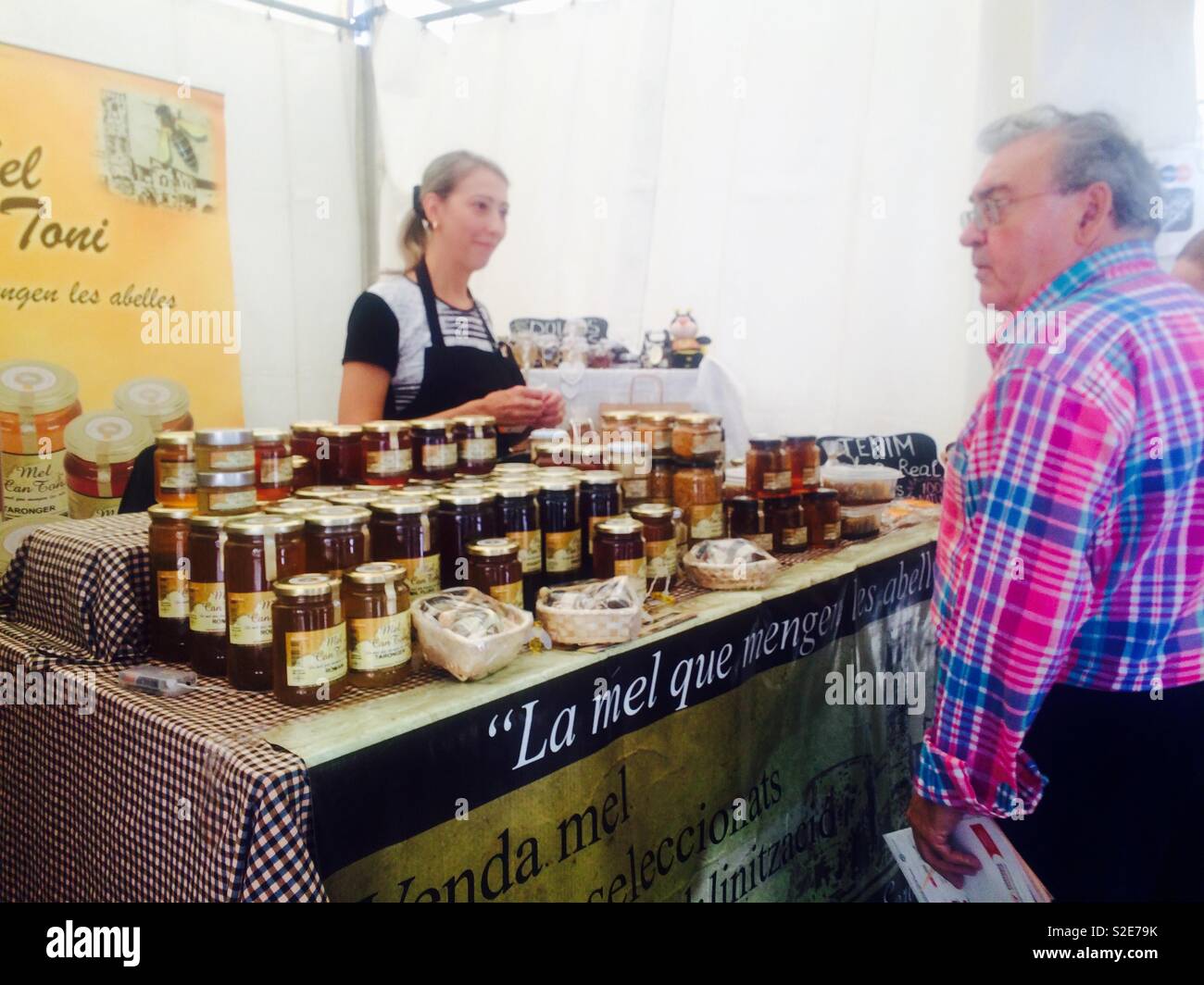 Market stall selling honey hi-res stock photography and images - Alamy