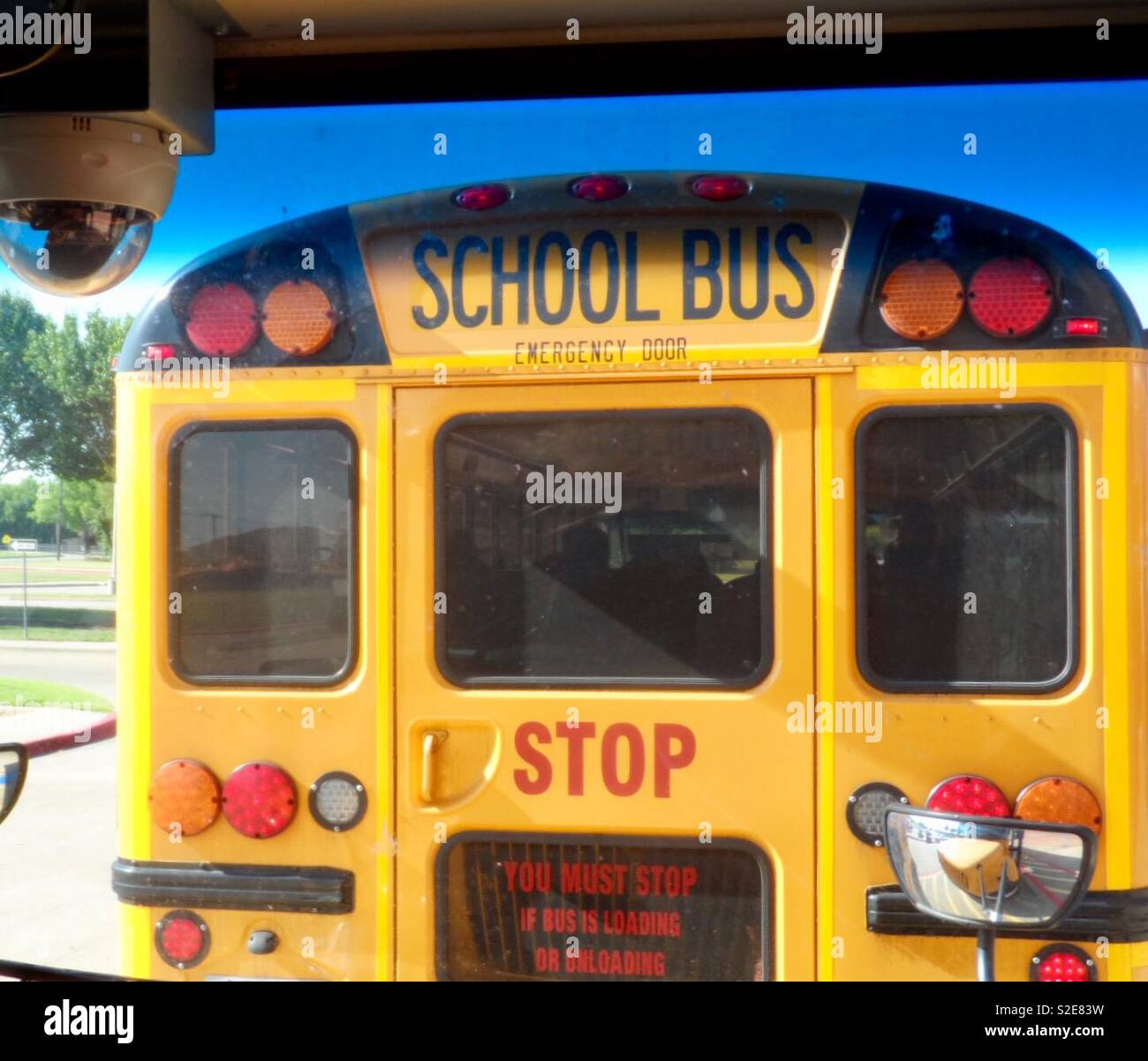Back of a school bus, view from a school bus behind it Stock Photo - Alamy