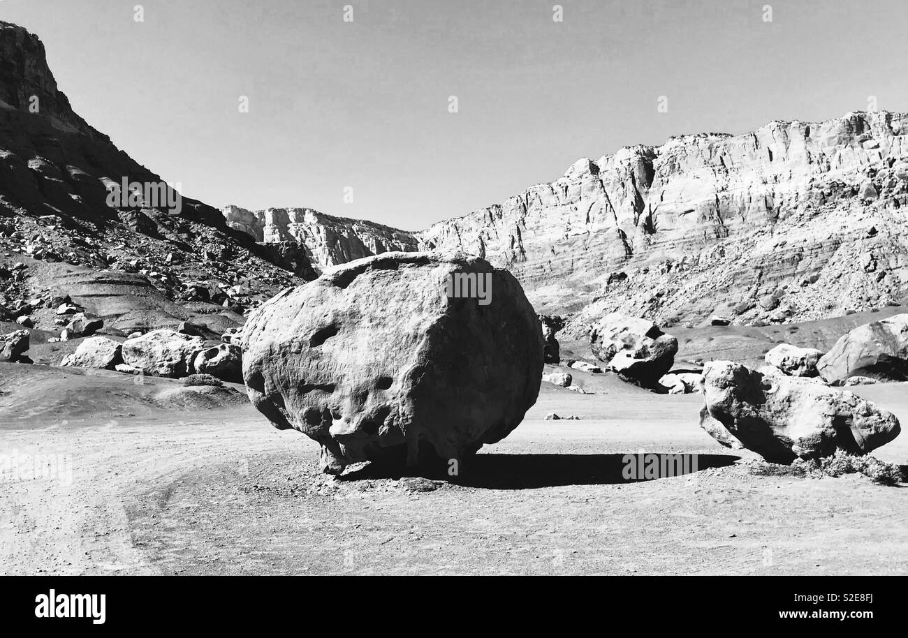 Balanced boulder Vermillion Cliffs Stock Photo - Alamy