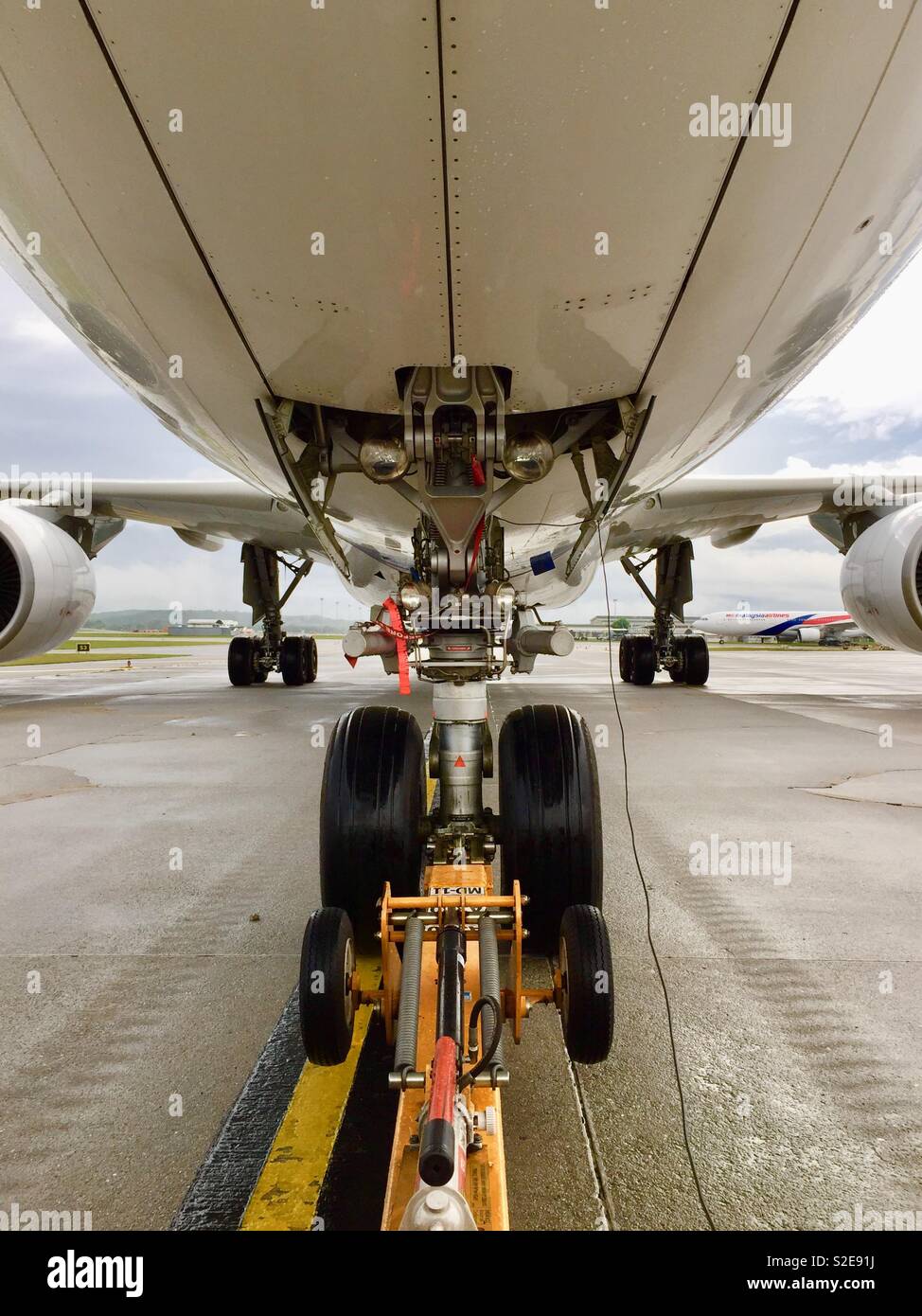 Aircraft towing hi-res stock photography and images - Alamy