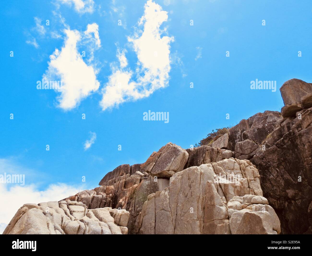 Blue sky rock climbing hi-res stock photography and images - Alamy