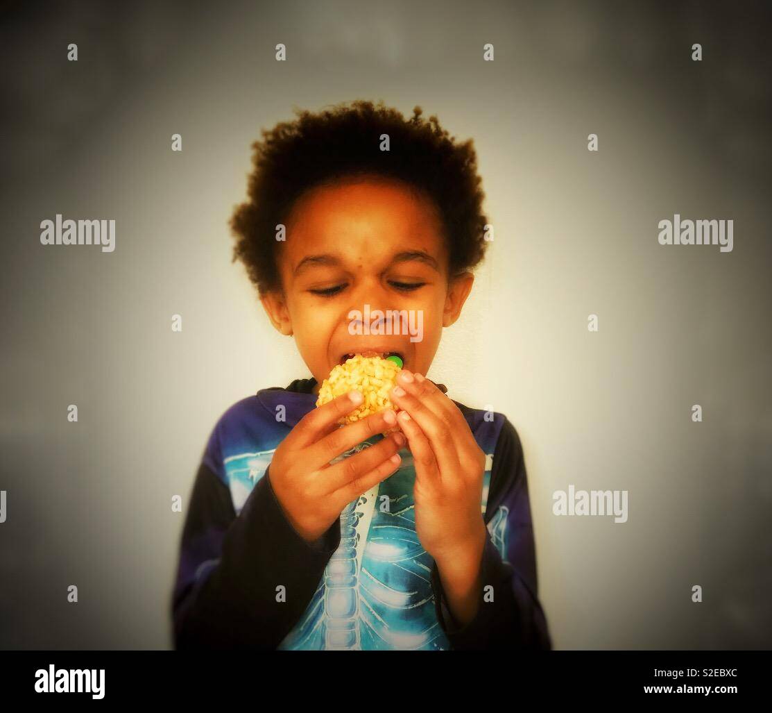 Little boy eating a tasty cake Stock Photo - Alamy