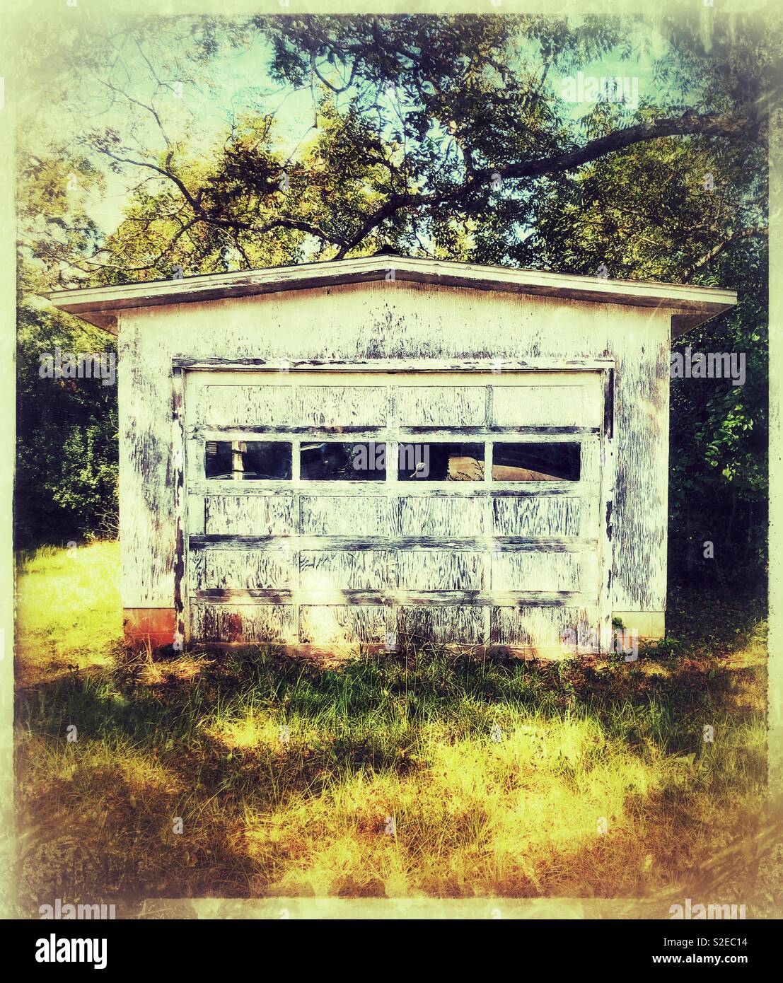 Weathered garage door hi-res stock photography and images - Alamy