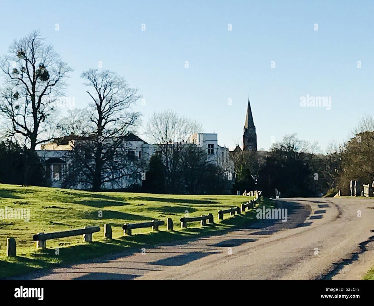 English village birds hi-res stock photography and images - Alamy