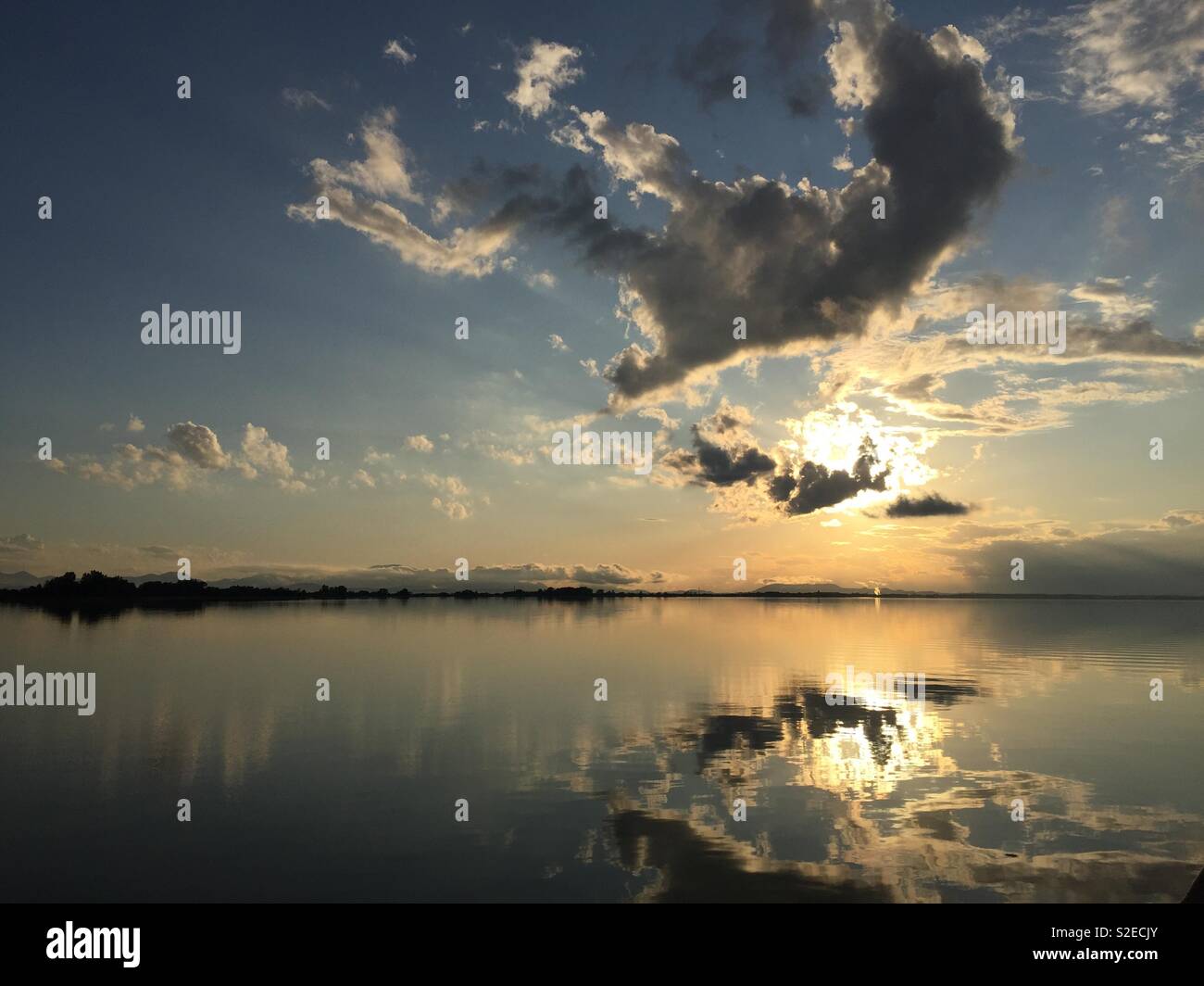 Sunset lake water sky hi-res stock photography and images - Alamy