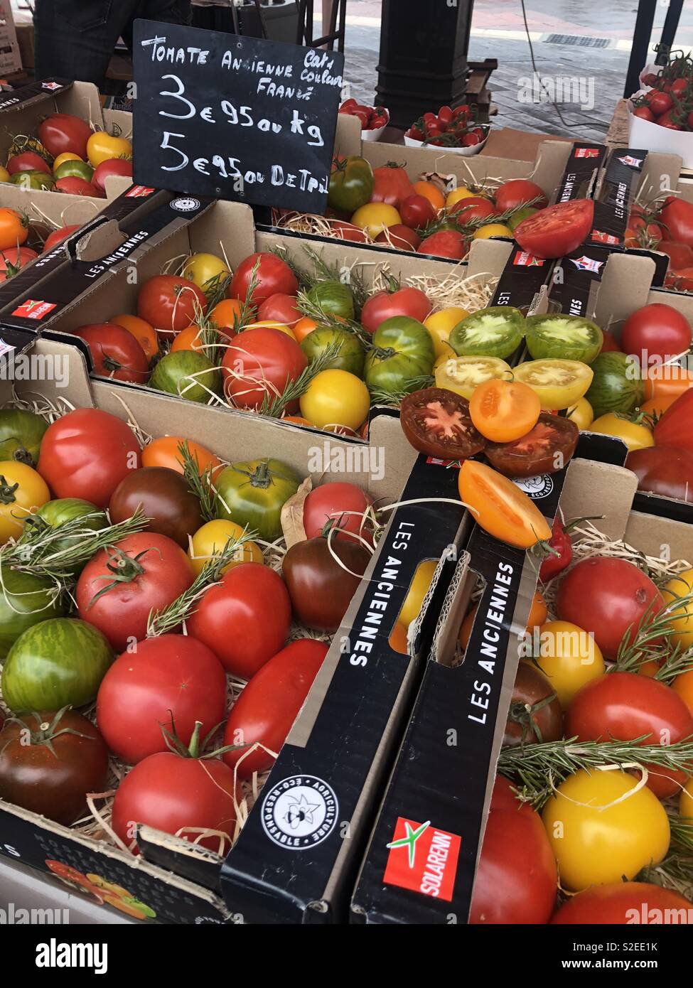 Tomato market stall hi-res stock photography and images - Alamy