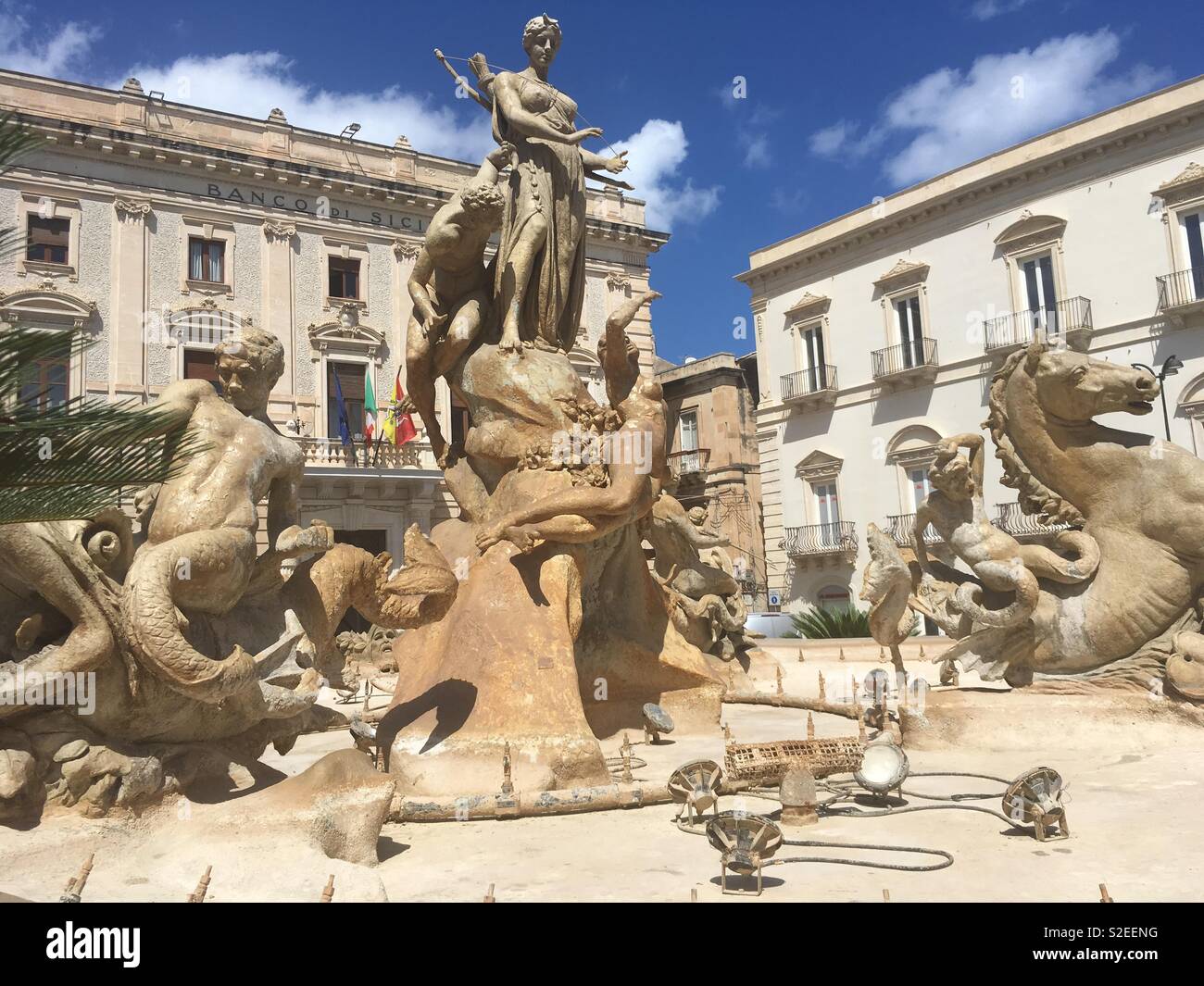 Buildings and statues hi-res stock photography and images - Alamy