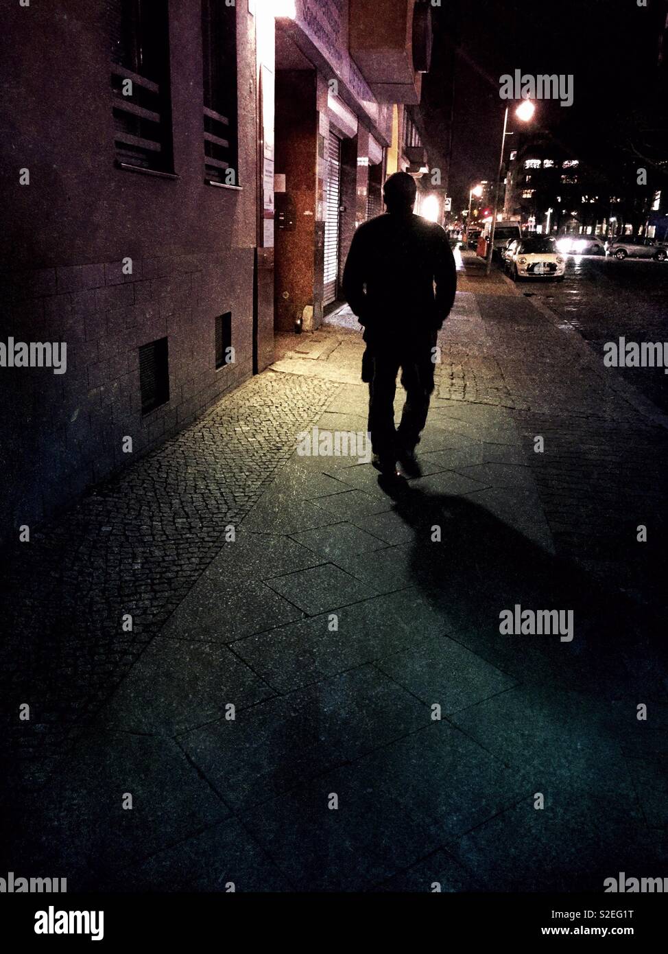 Man lurking in street hi-res stock photography and images - Alamy