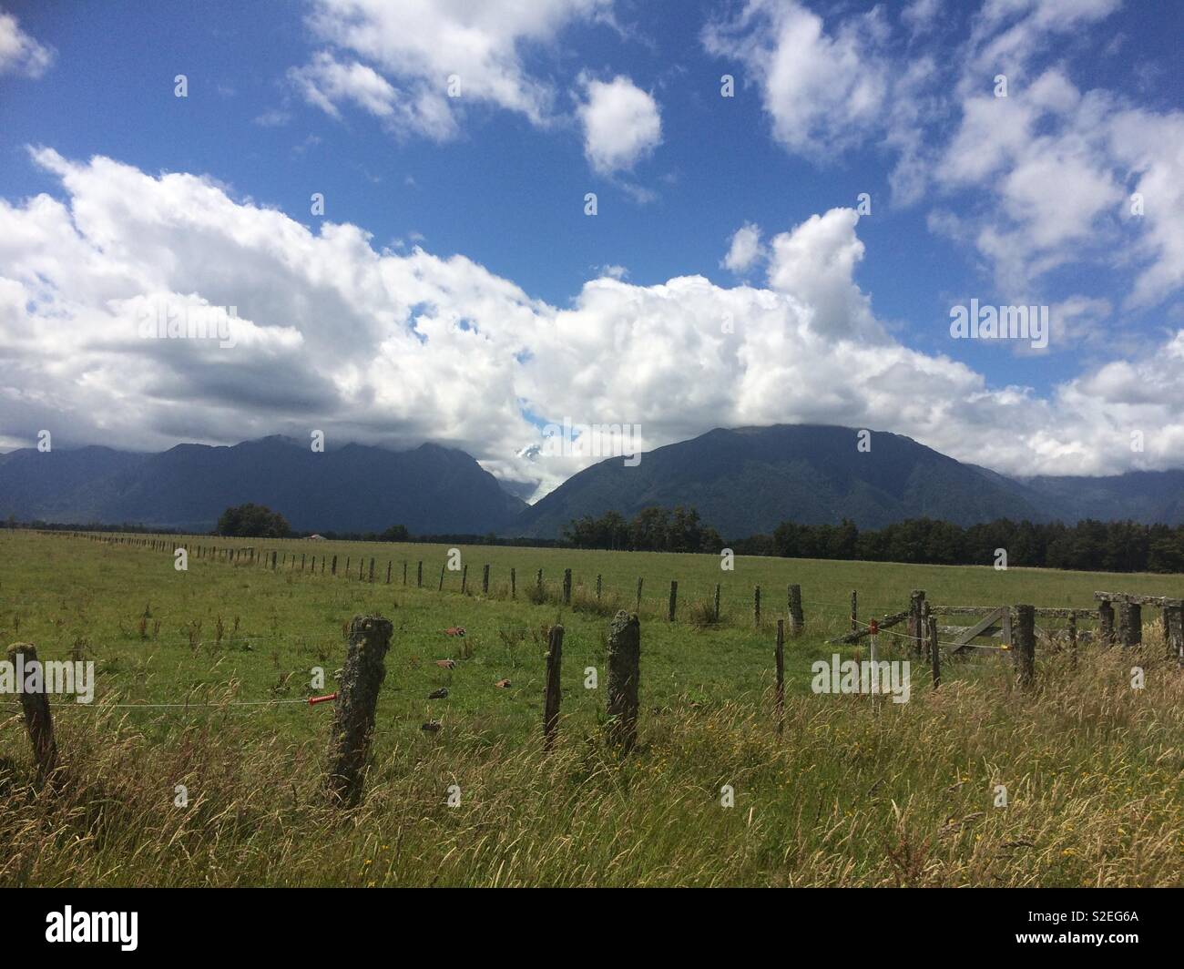 Farm and mountains hi-res stock photography and images - Alamy