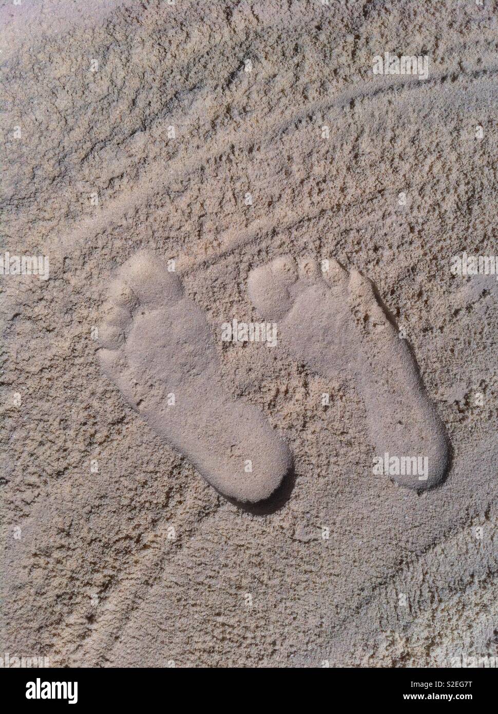 Footprints in the sand optical illusion Stock Photo - Alamy