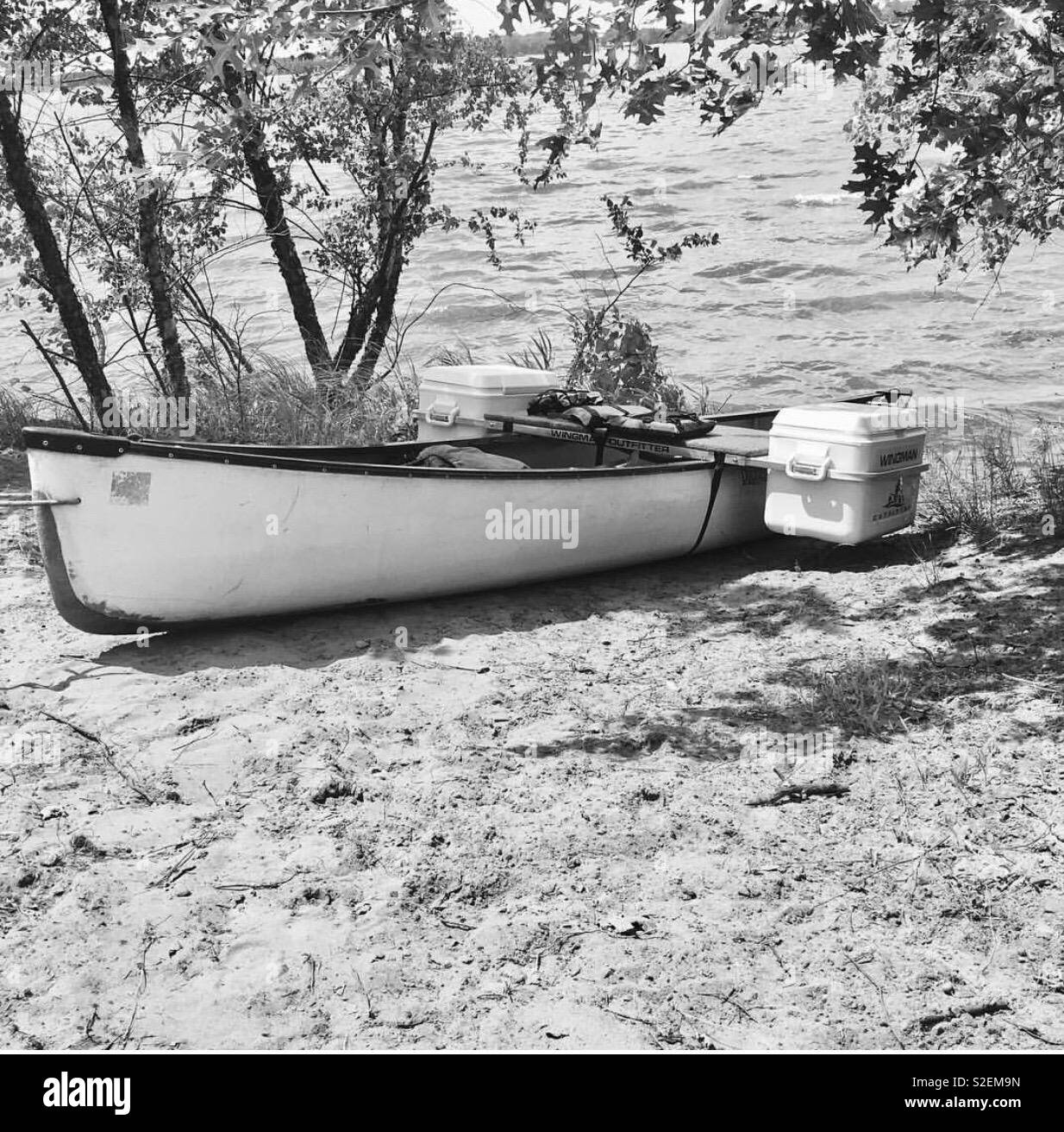 Beached canoe hi-res stock photography and images - Alamy