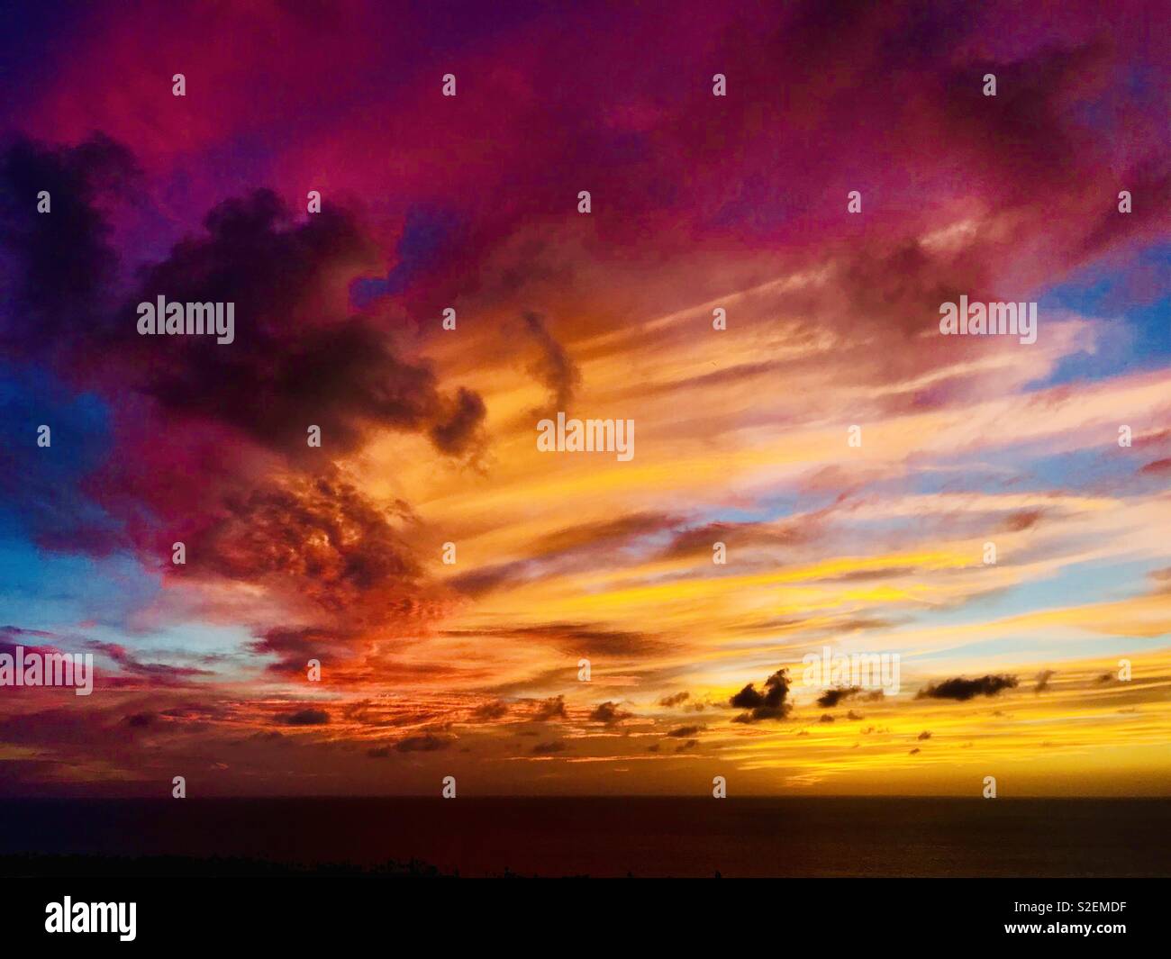 Red sunset glow hi-res stock photography and images - Alamy