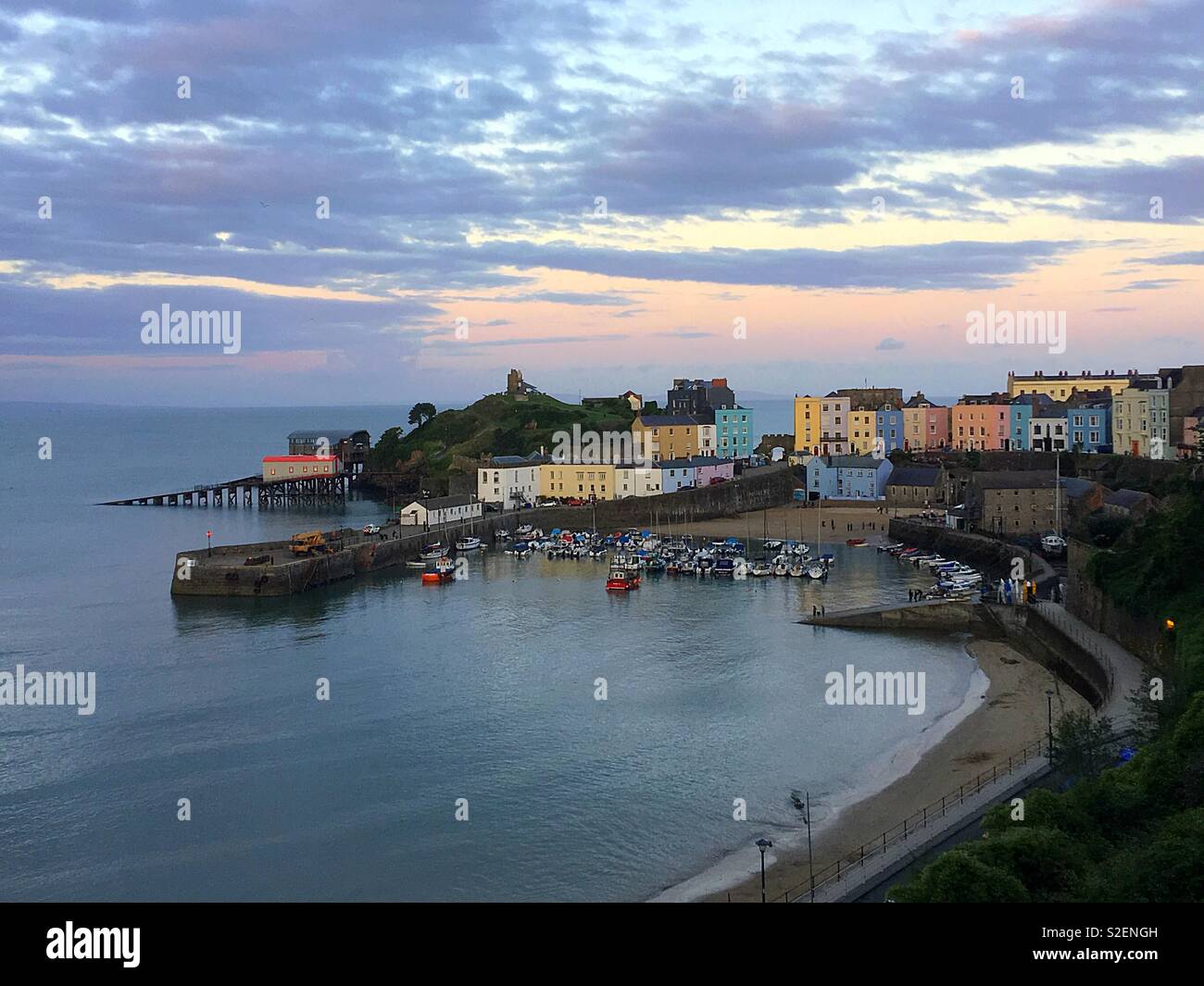 Tenby harbour sunset hi-res stock photography and images - Alamy