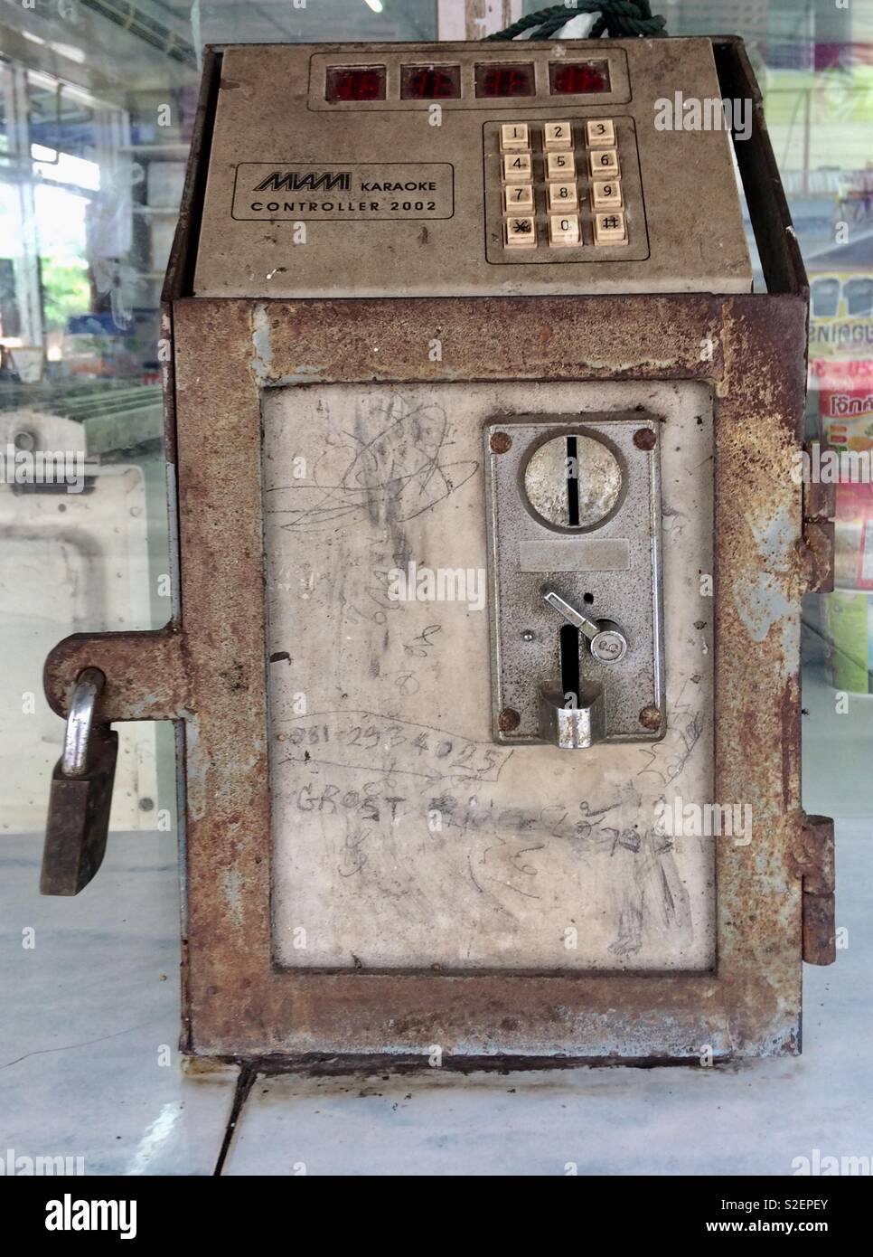 Karaoke machine hi-res stock photography and images - Alamy