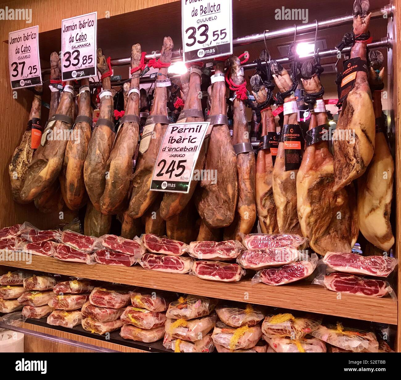 Spanish ham stall Stock Photo - Alamy