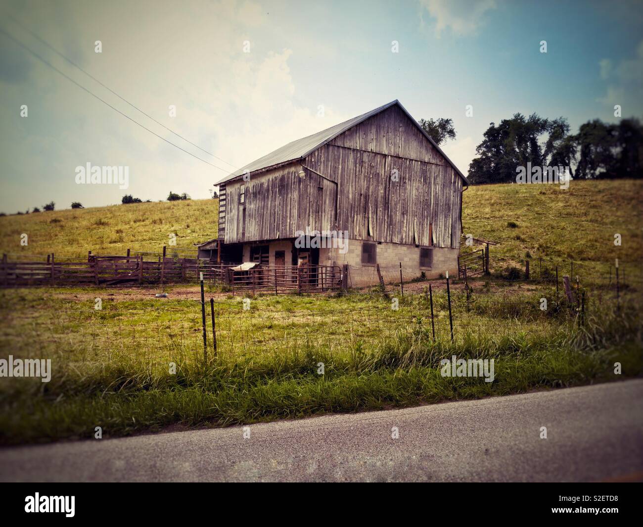 Old time barn Stock Photo - Alamy