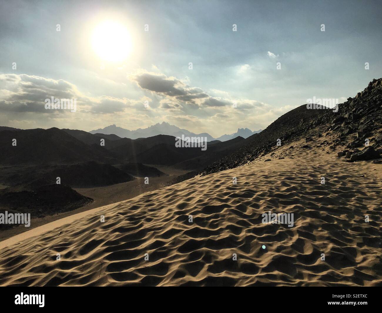 Red sea mountains hi-res stock photography and images - Alamy