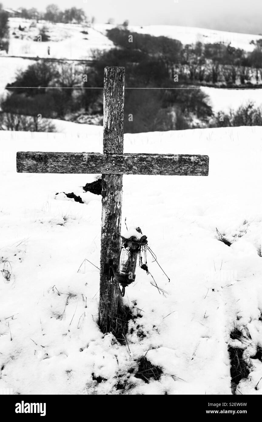 Cross snow hi-res stock photography and images - Alamy