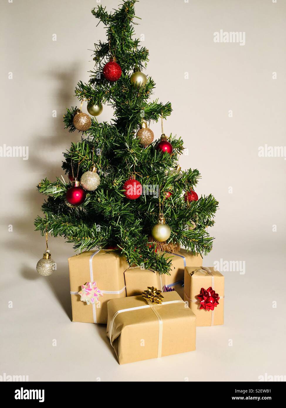 Christmas tree and presents Stock Photo - Alamy