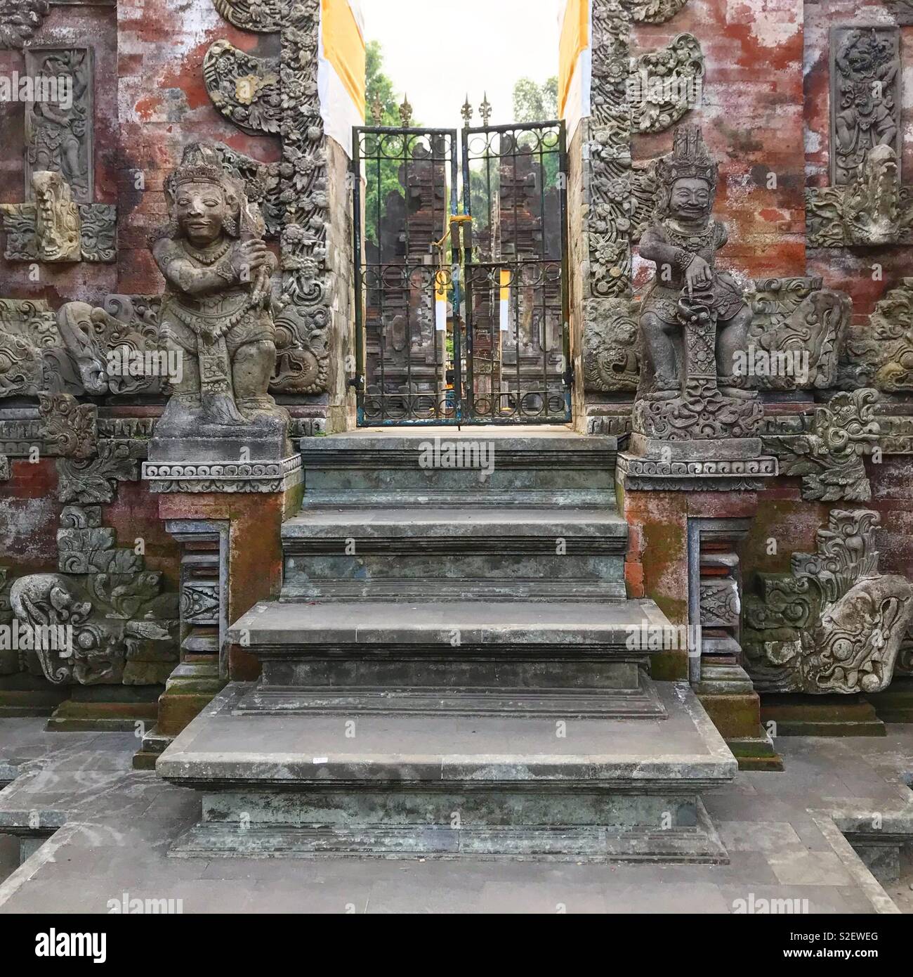 Gate entry bali temple hi-res stock photography and images - Alamy