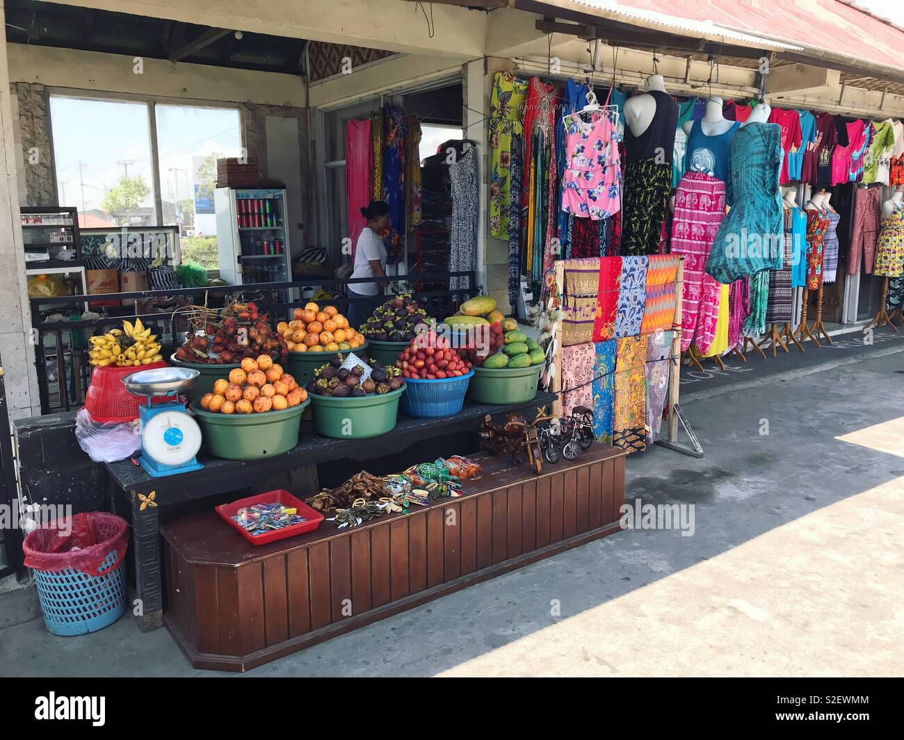 Roadside vendor in Bali Stock Photo - Alamy