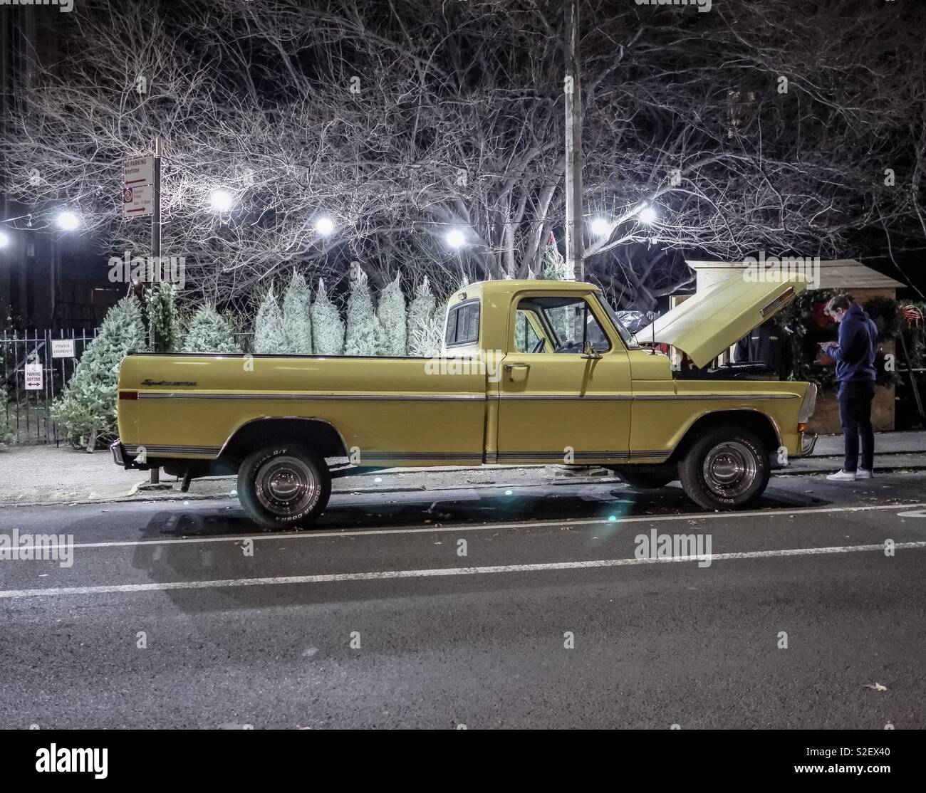 Truck with christmas tree hi-res stock photography and images - Alamy