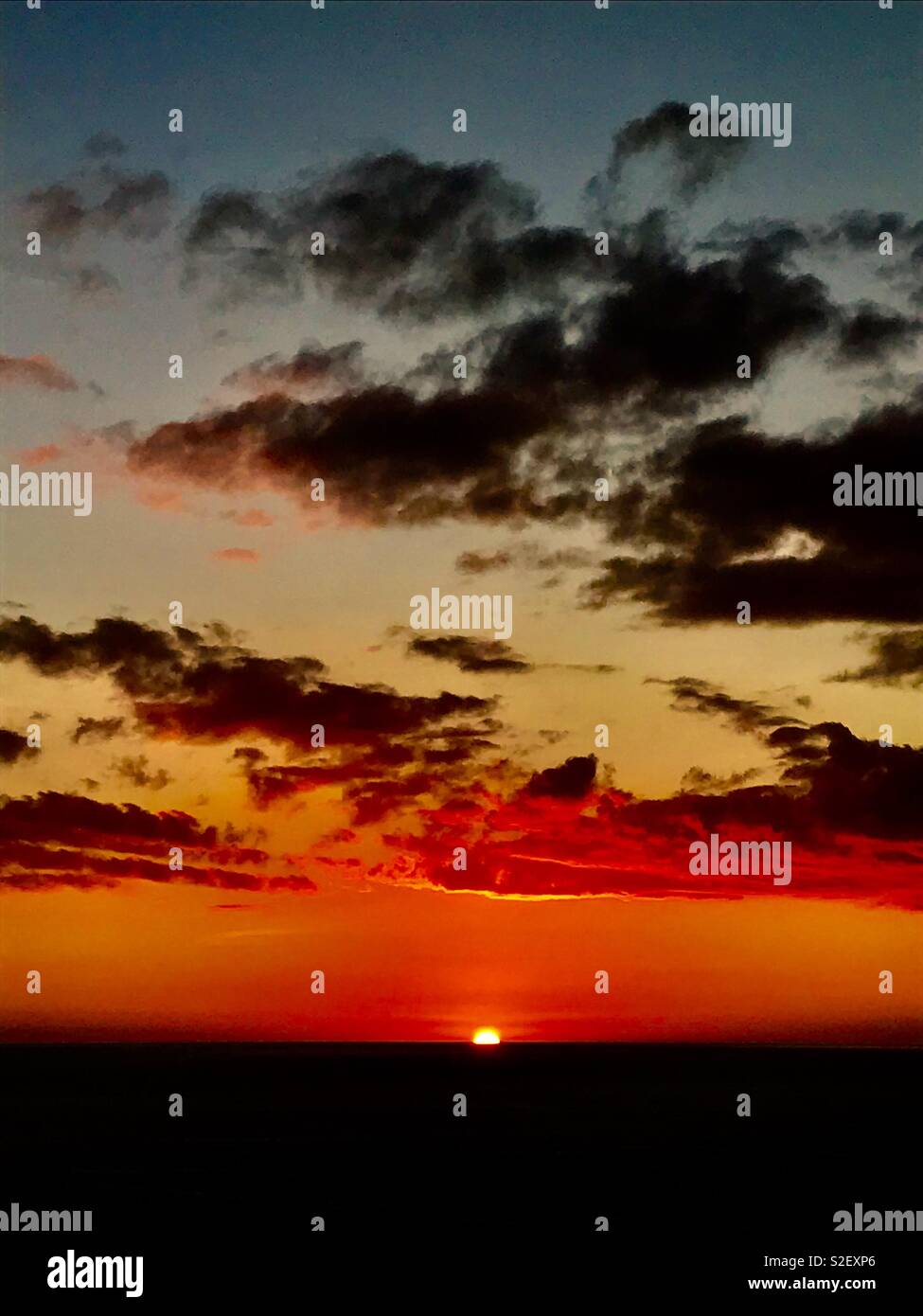 Sunset glow. Orange to red light. Hawaii Stock Photo - Alamy