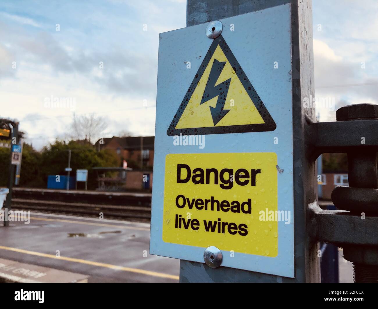 Danger overhead live wires hi-res stock photography and images - Alamy