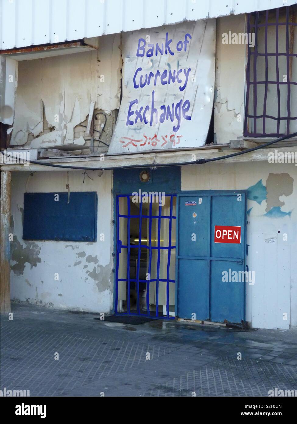 Currency exchanger hi-res stock photography and images - Alamy