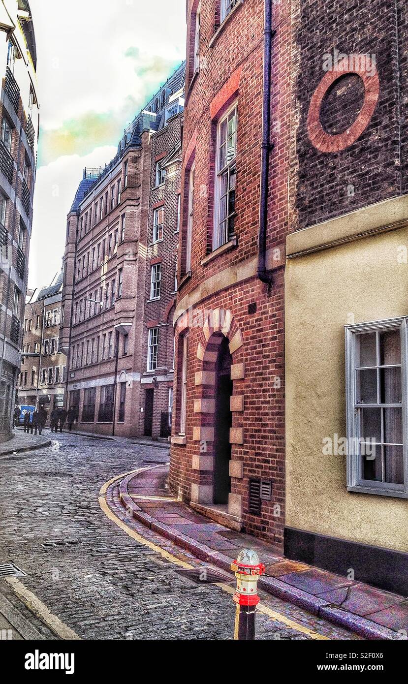 A winding cobblestoned London back street near St Paul's Cathedral ...