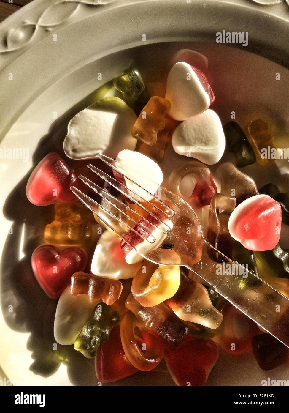 Close-up of bowl with colourful gelly sweets Stock Photo - Alamy