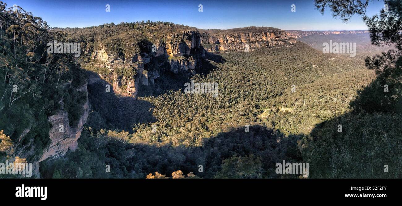 The sandstone cliffs of the Blue Mountains National Park at Leura, NSW ...