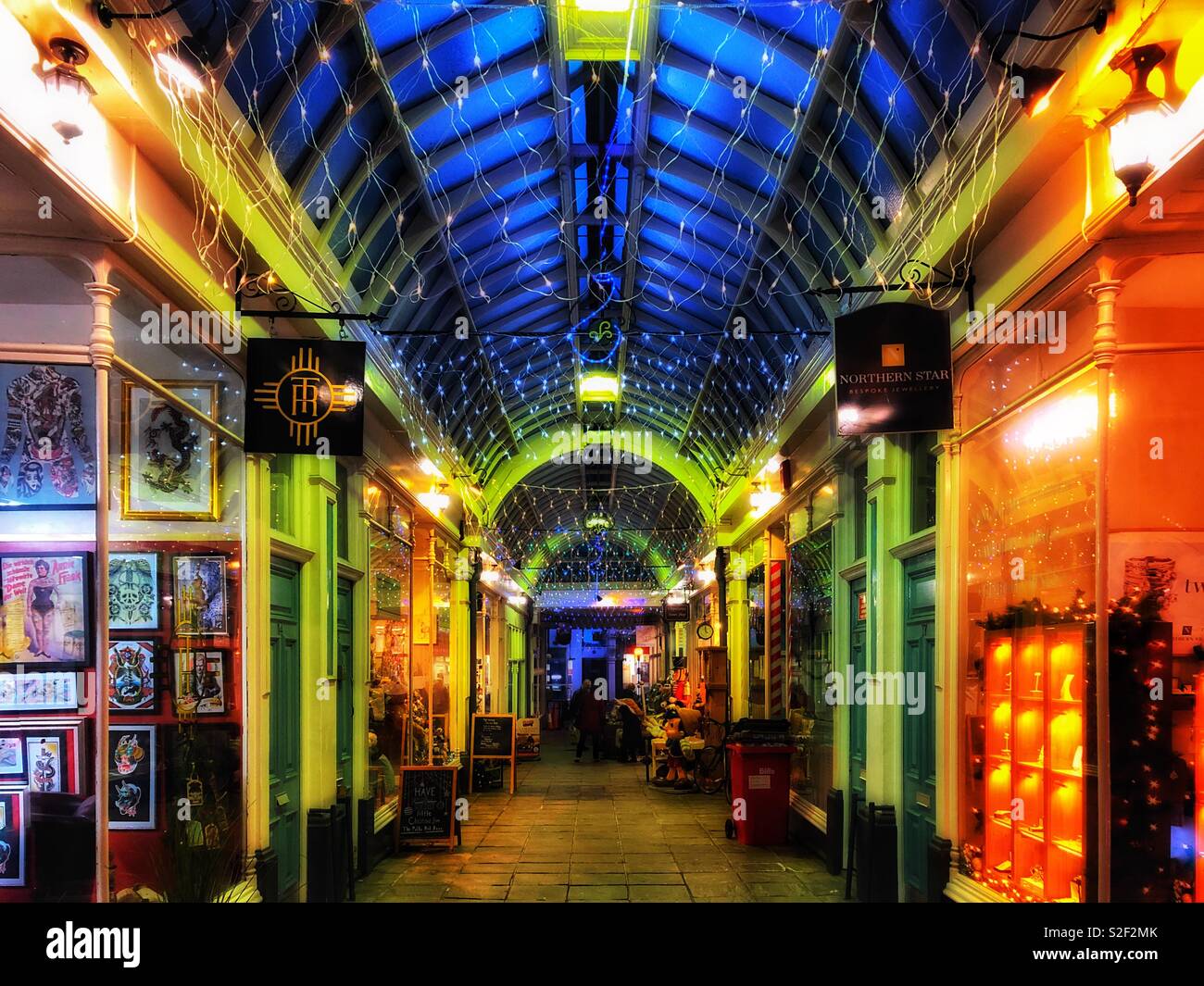 Shopping town centre at christmas hi-res stock photography and images ...