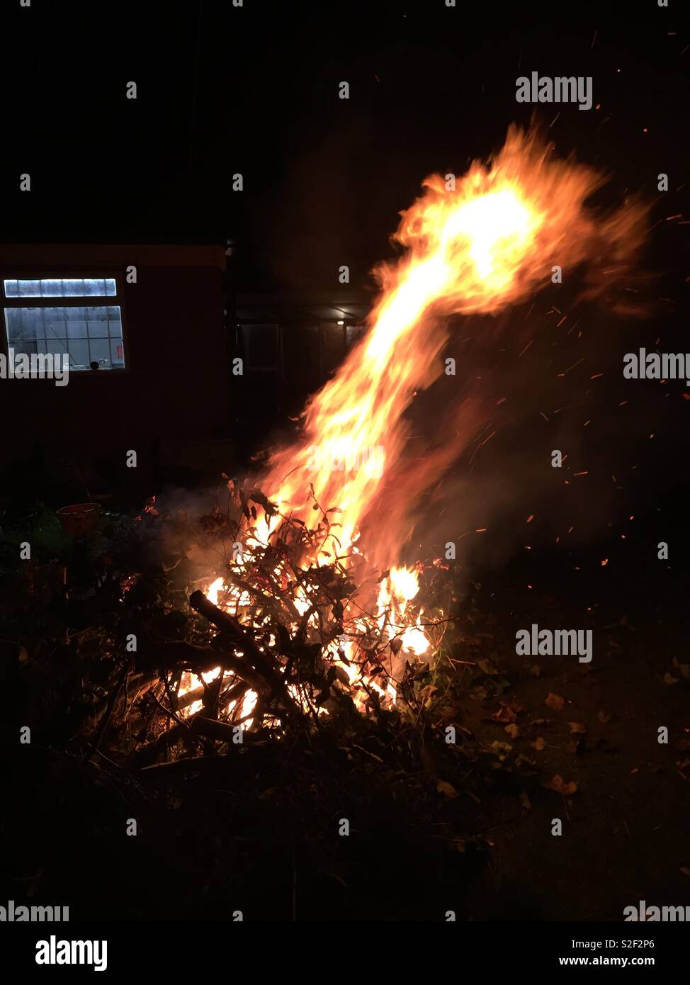 Bonfire night family hi-res stock photography and images - Alamy