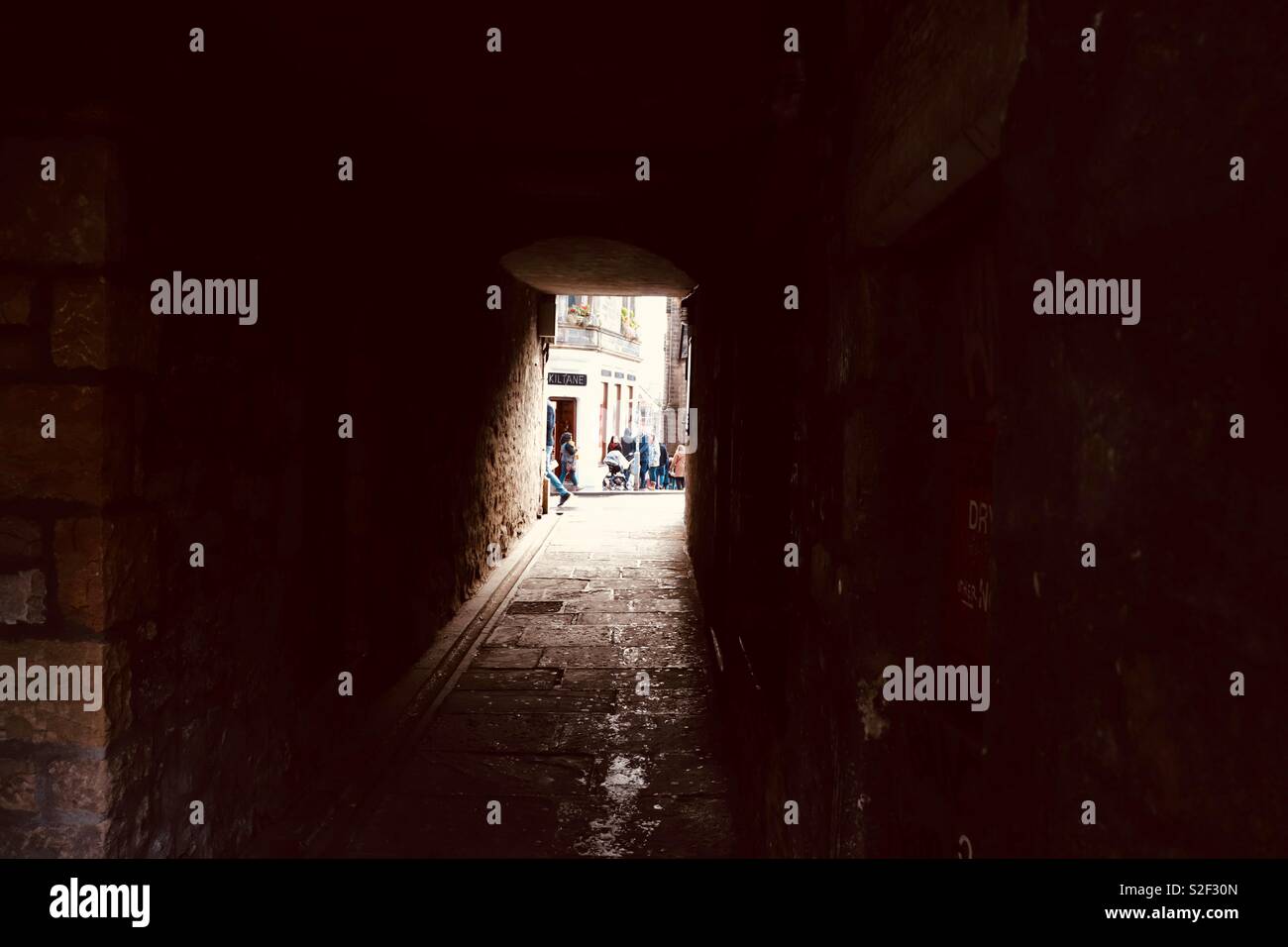 Arch between buildings hi-res stock photography and images - Alamy