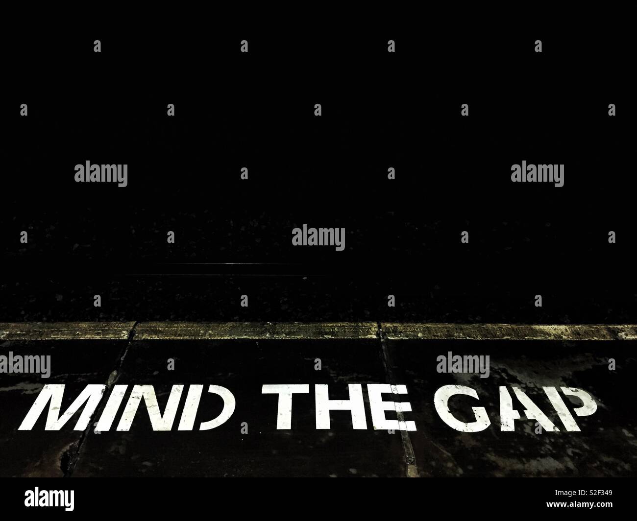 Station platform edge hi-res stock photography and images - Alamy