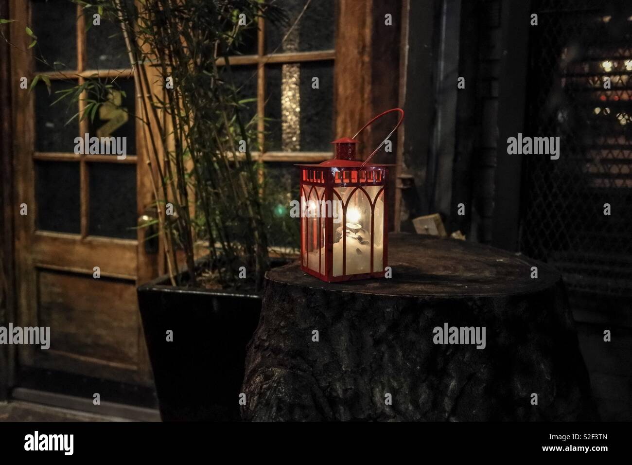 Red lantern outside restaurant Stock Photo - Alamy