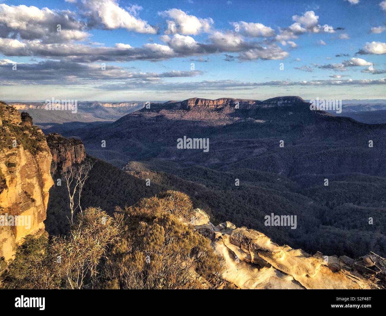 Mount Solitary and the Jamison Valley viewed from the clifftop near ...