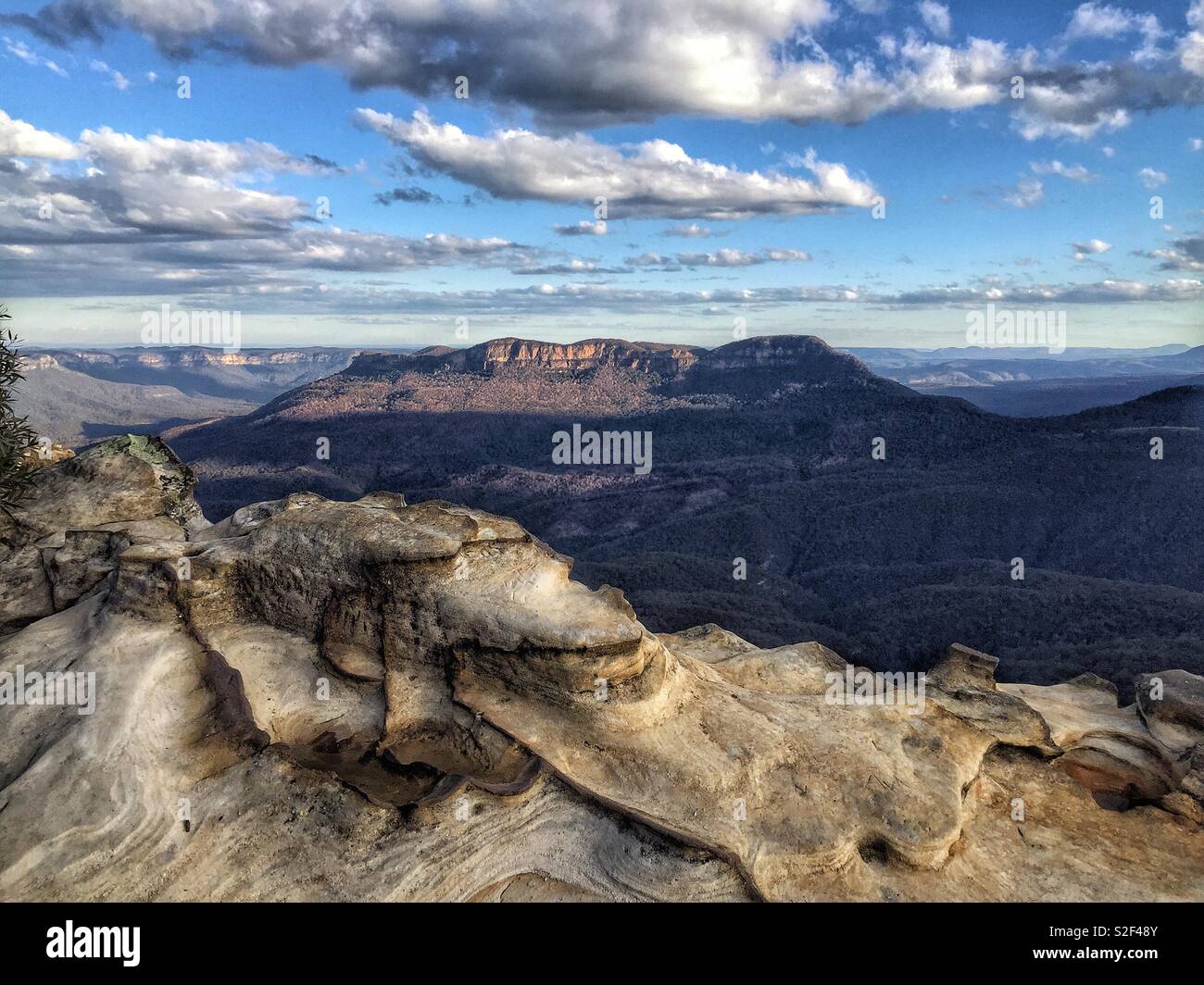 Mount Solitary and the Jamison Valley viewed from the clifftop near ...