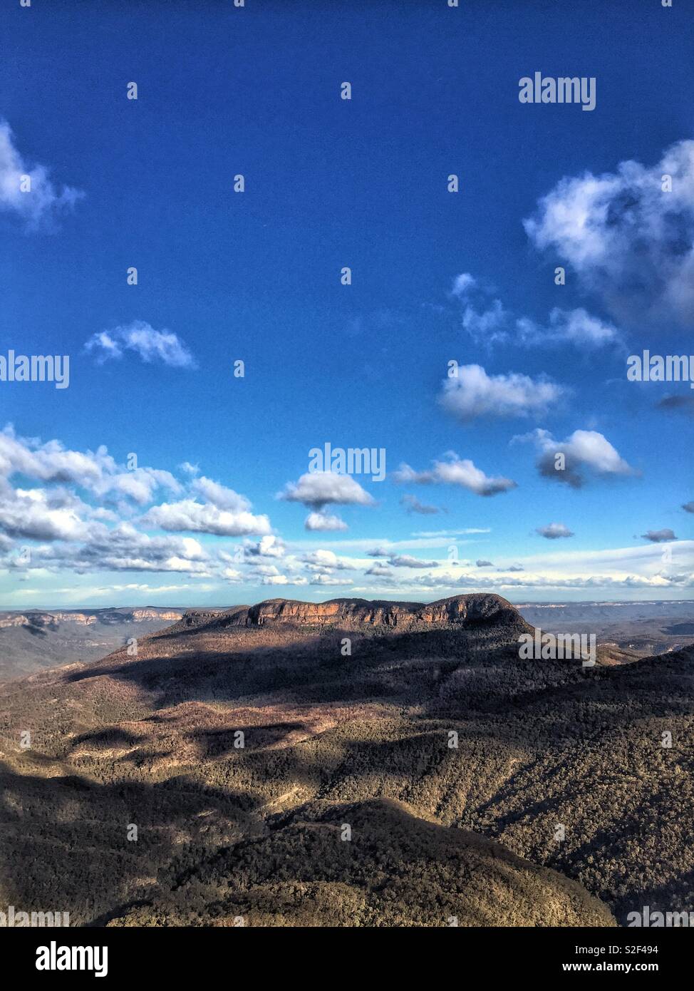 Mount Solitary and the Jamison Valley viewed from the clifftop near ...