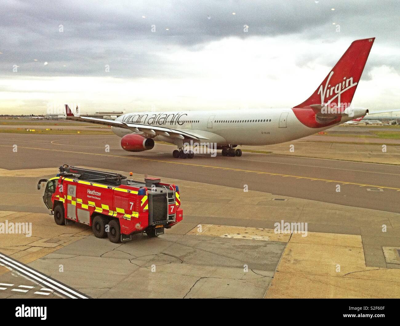 Airport fire appliance hi-res stock photography and images - Alamy