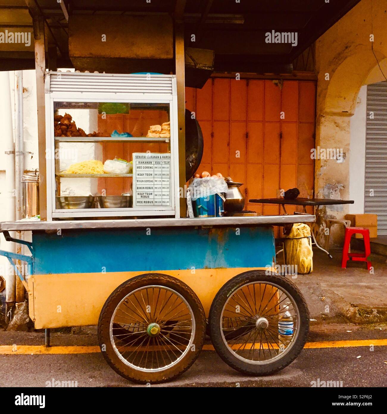 Mee goreng stall in Georgetown,!Penang, Malaysia Stock Photo - Alamy