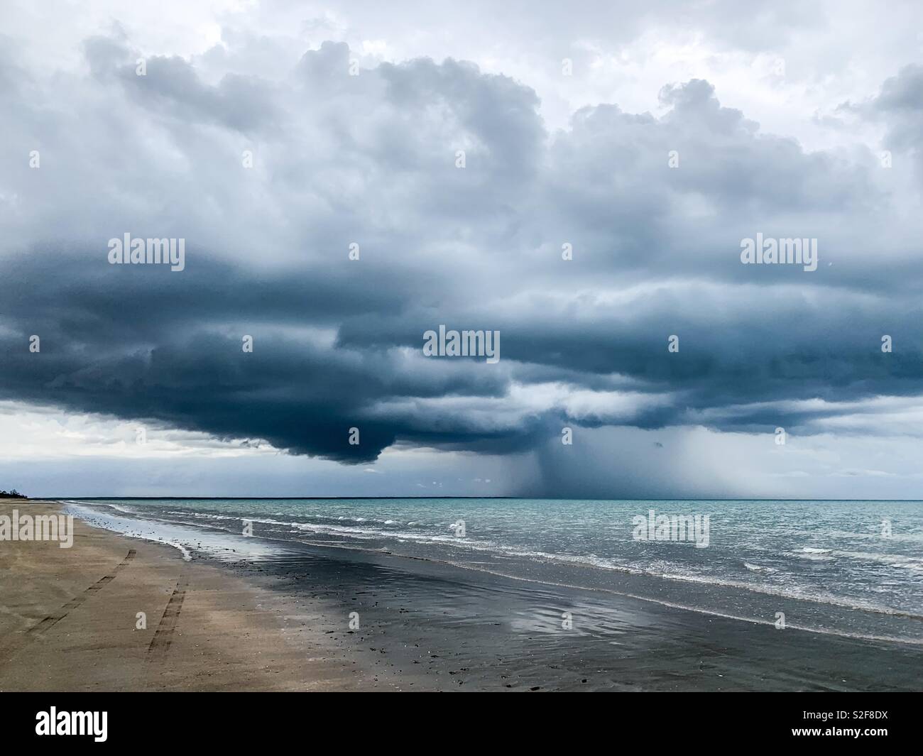 Storm cloud beach hi-res stock photography and images - Alamy