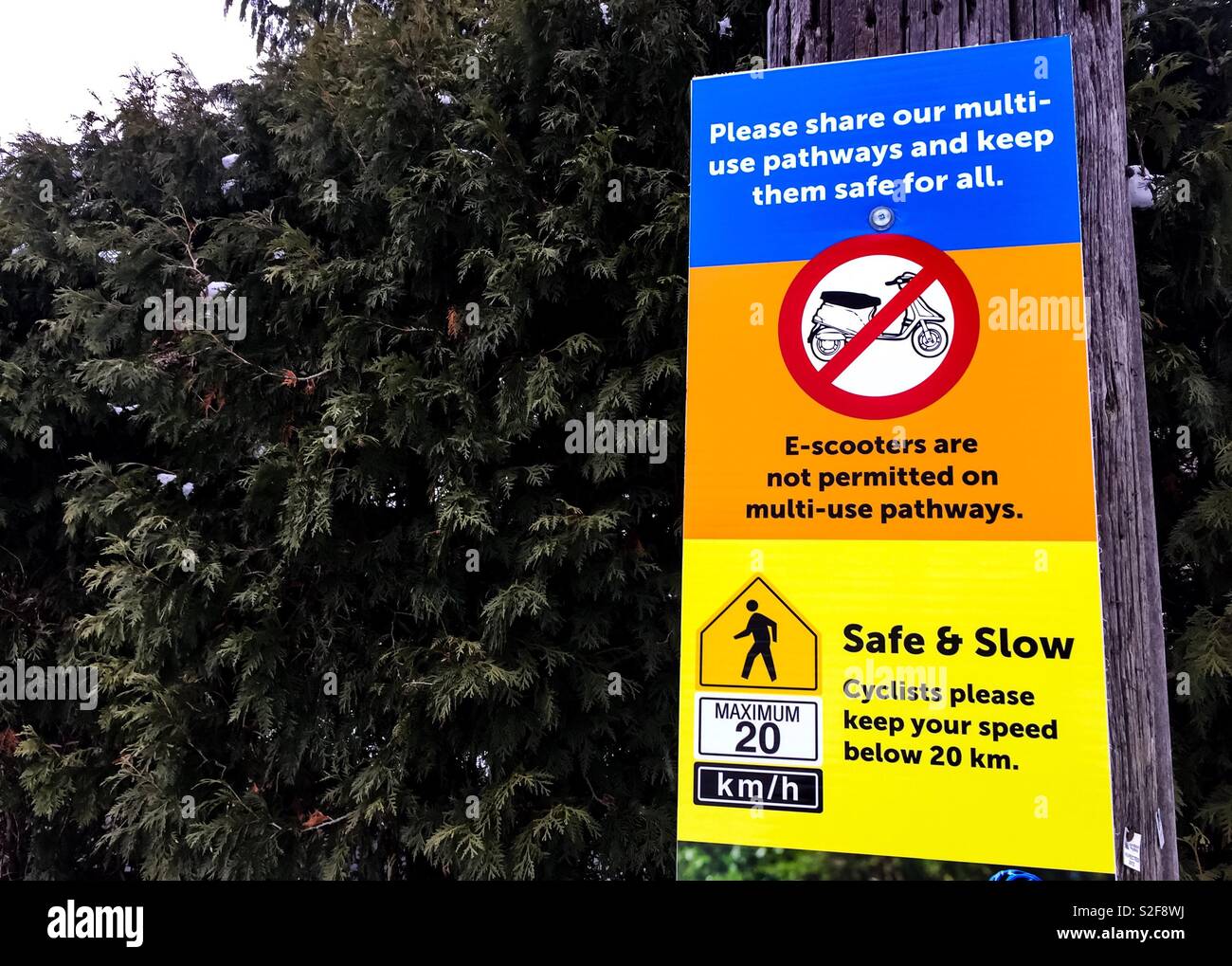 Multi-use pathways etiquette Stock Photo - Alamy