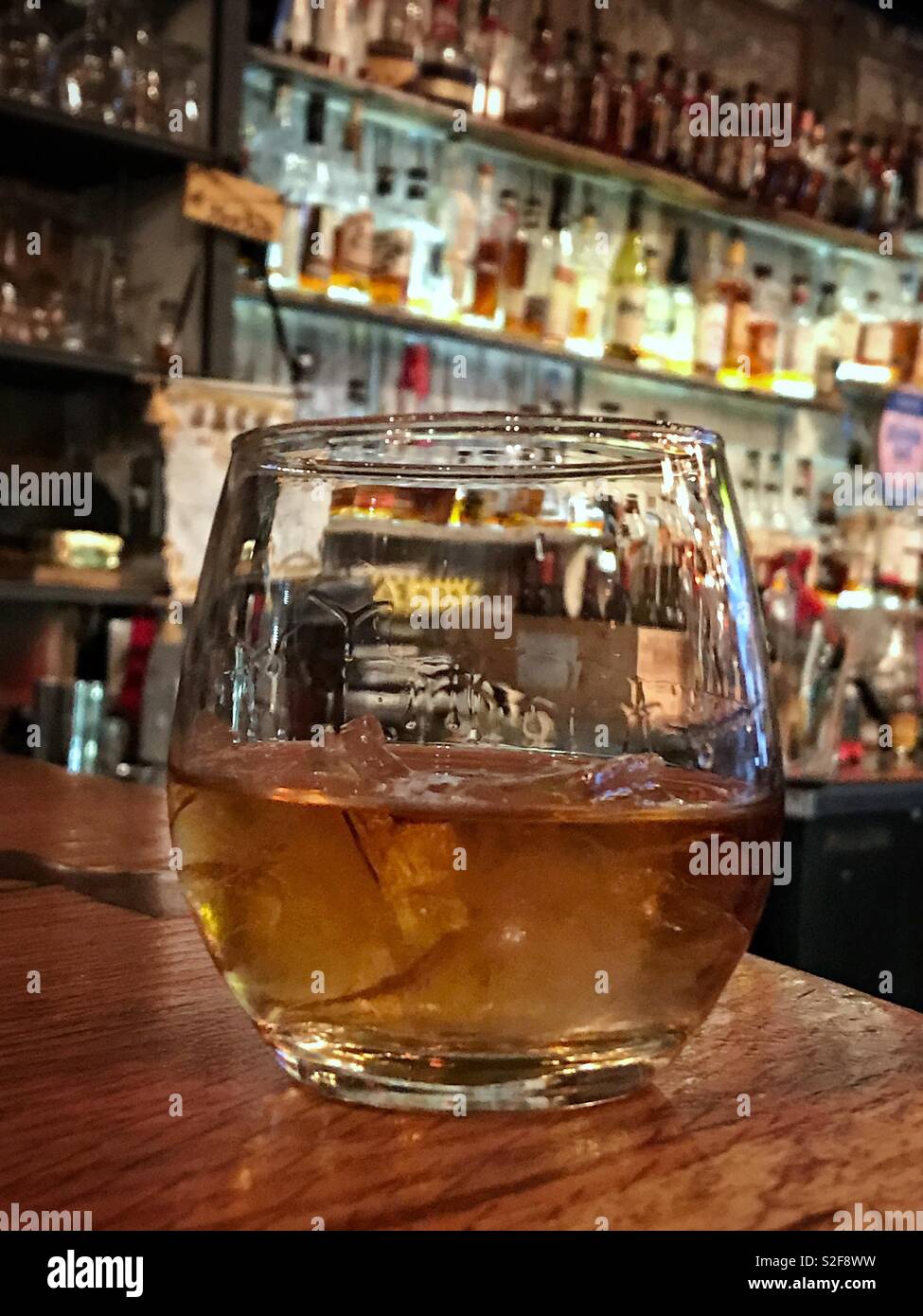 Bourbon on ice hi-res stock photography and images - Alamy