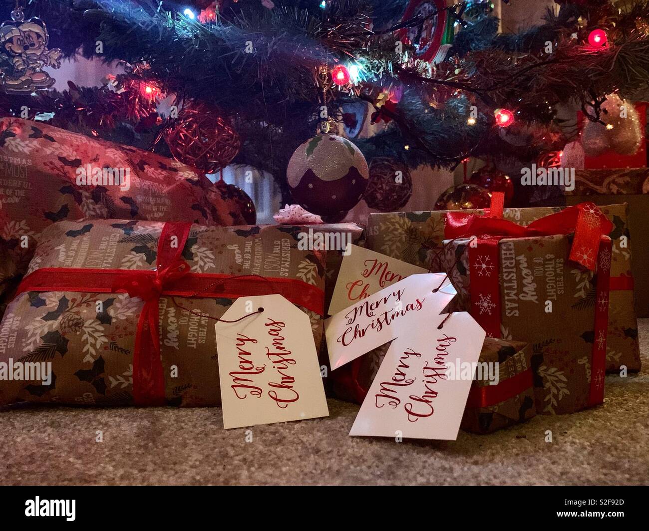 Christmas presents tree hi-res stock photography and images - Alamy