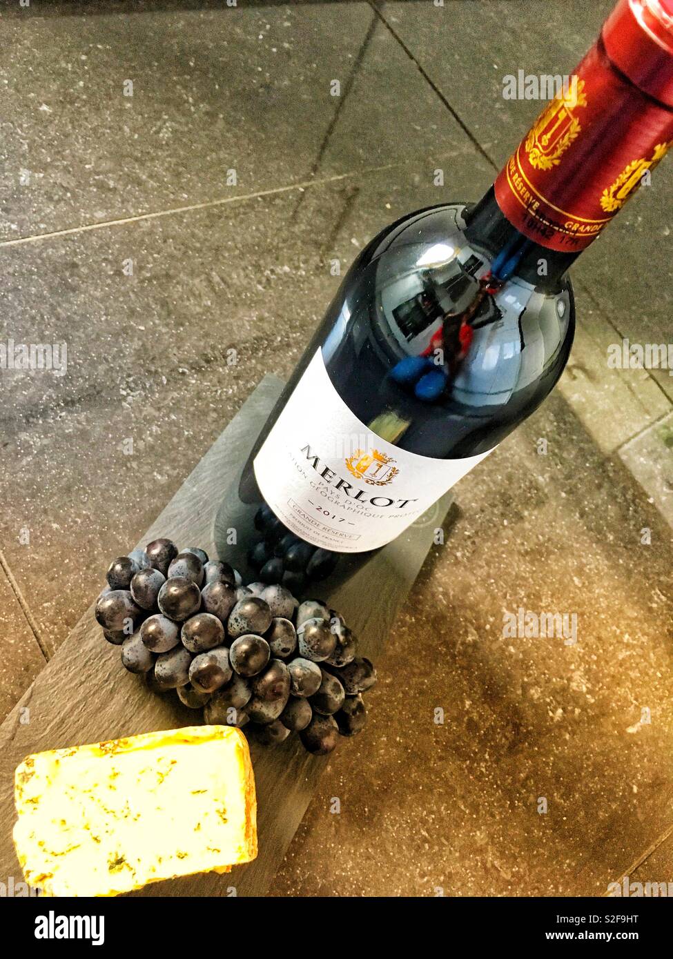 Red wine, Stilton and grapes Stock Photo - Alamy