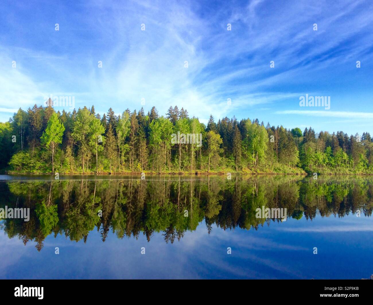 Mirror river hi-res stock photography and images - Alamy