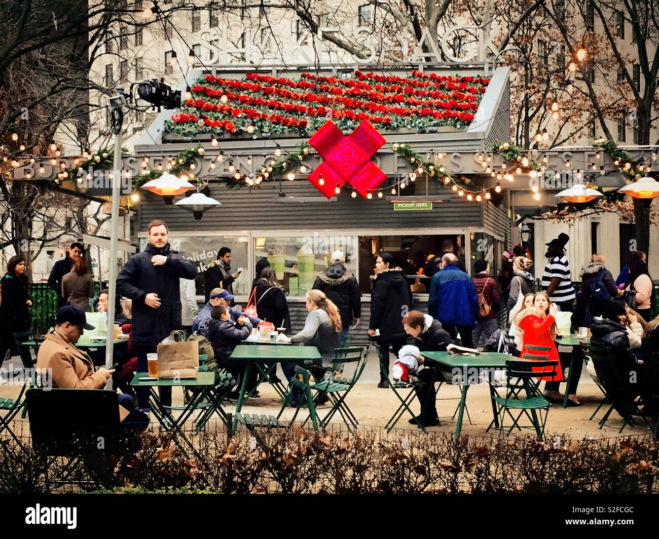 The shake shack with holiday decorations in Madison Square, Park, New ...
